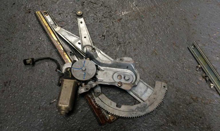 Disco Window Regulator Removal - Illustrated Guide - Rustyautos.com